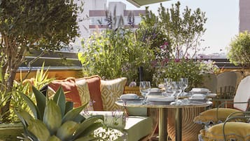 Pequenos-almoços servidos, com espaço para refeições ao ar livre