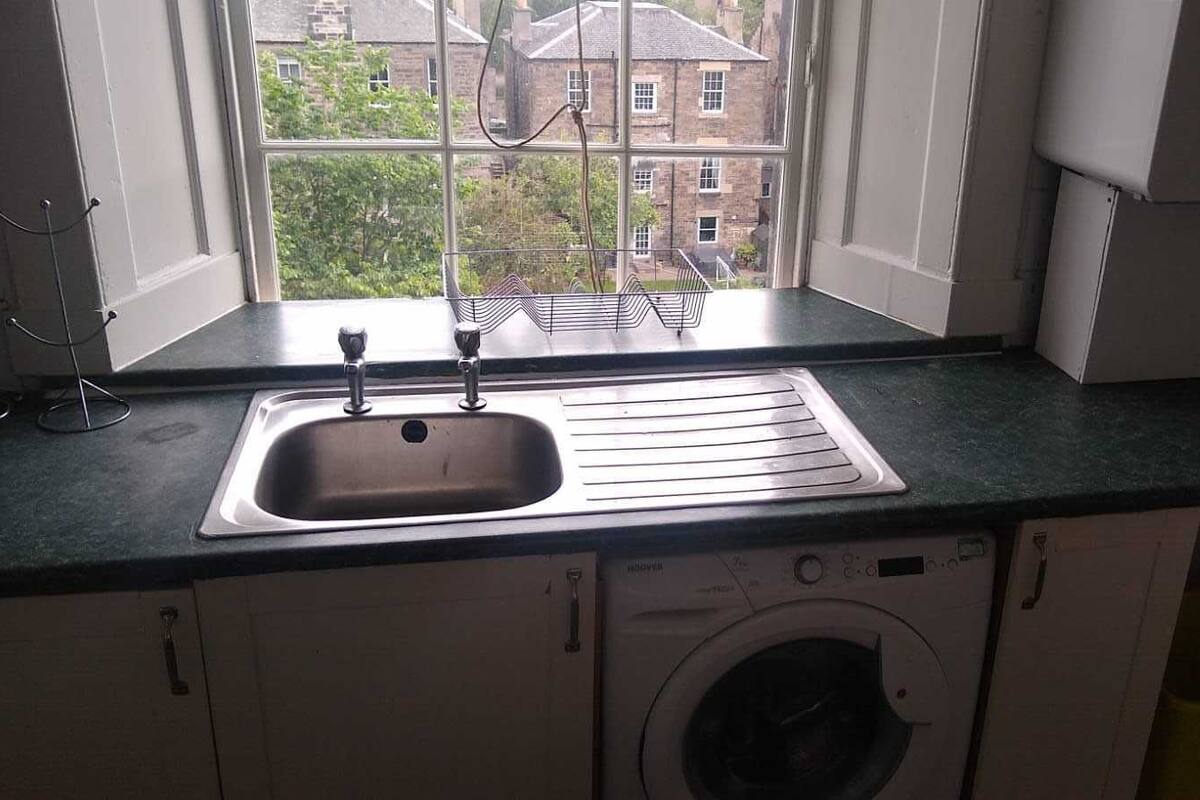 Uma placa de cozinha, utensílios de cozinha 