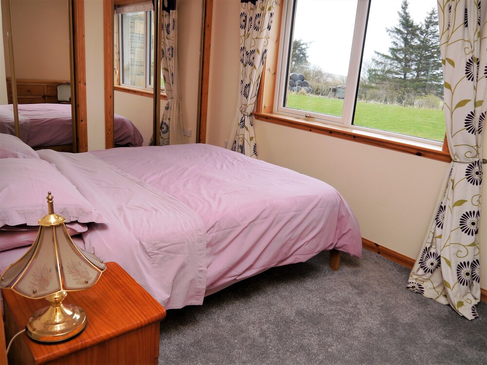 Loneacre - A Bungalow That Sleeps 4 Guests In 2 Bedrooms - Loch Watten