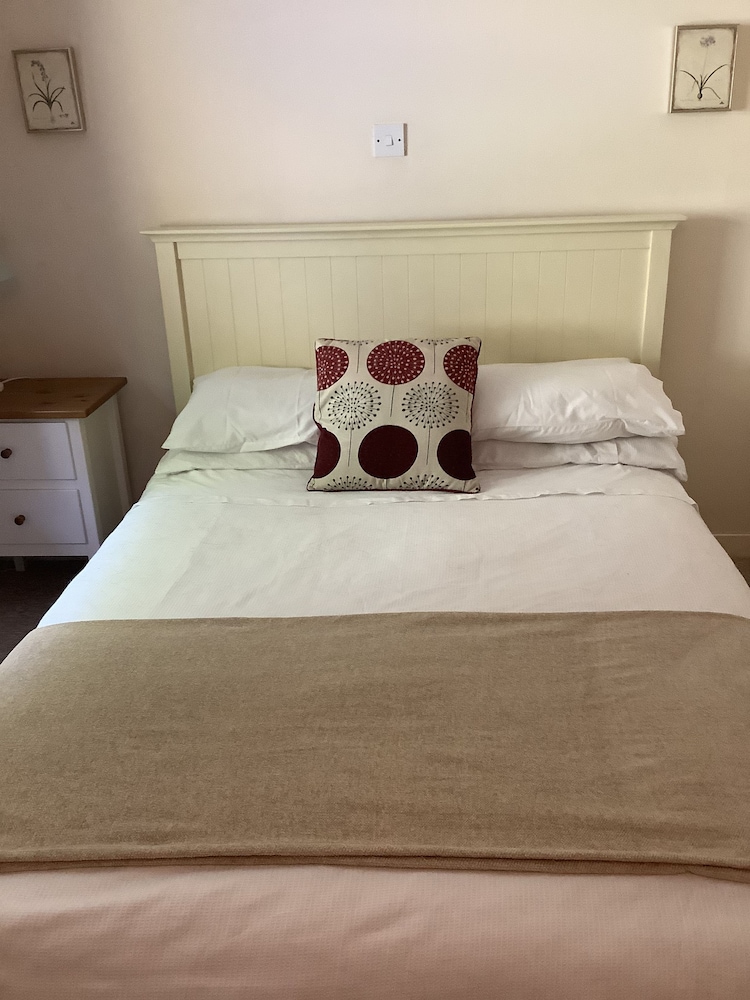 Moriston Cottage - A Cottage That Sleeps 4 Guests In 2 Bedrooms - Skye
