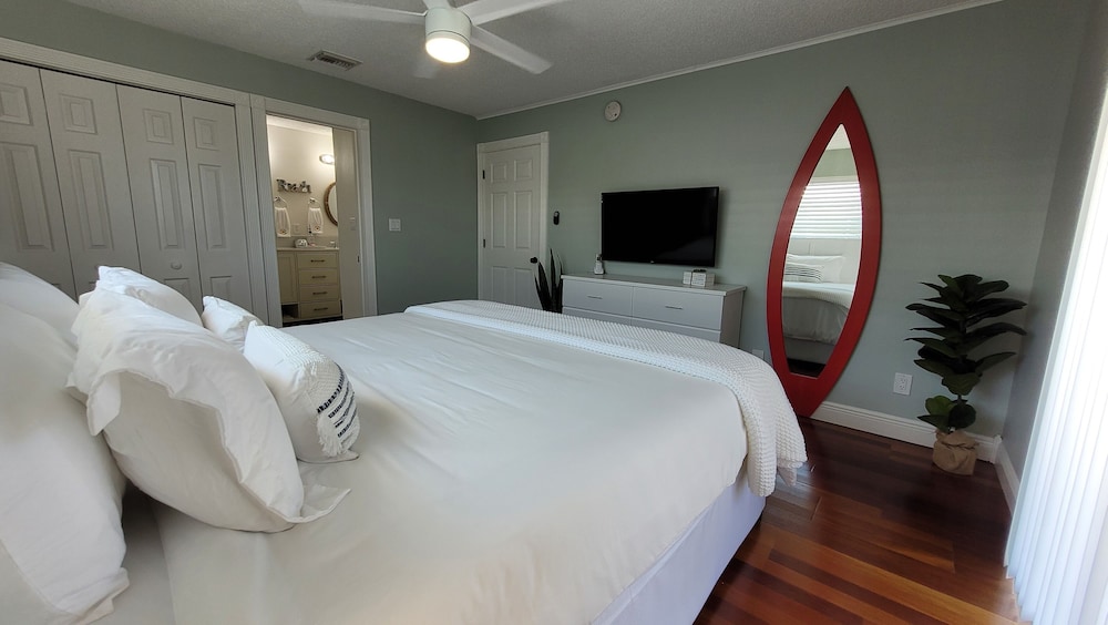 Walk To Sombrero Beach, Waterfront, 50’ Dock, Spa, Kayaks, Bikes, Ideal Location - Marathon, FL