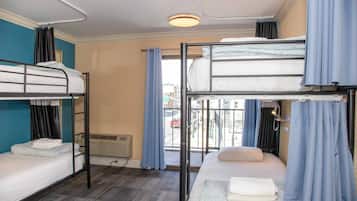 Dormitório compartilhado, somente para mulheres (4-Beds with Ensuite) | Escrivaninha, espaço de trabalho para notebook, Wi-Fi de cortesia