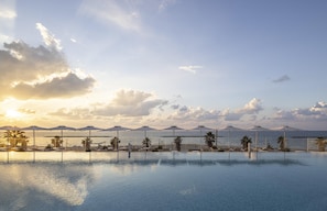 Piscina exterior, guarda-sóis, espreguiçadeiras 