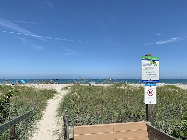 Beautiful Beach Retreat Near The Ocean!!! - Cape Canaveral, FL