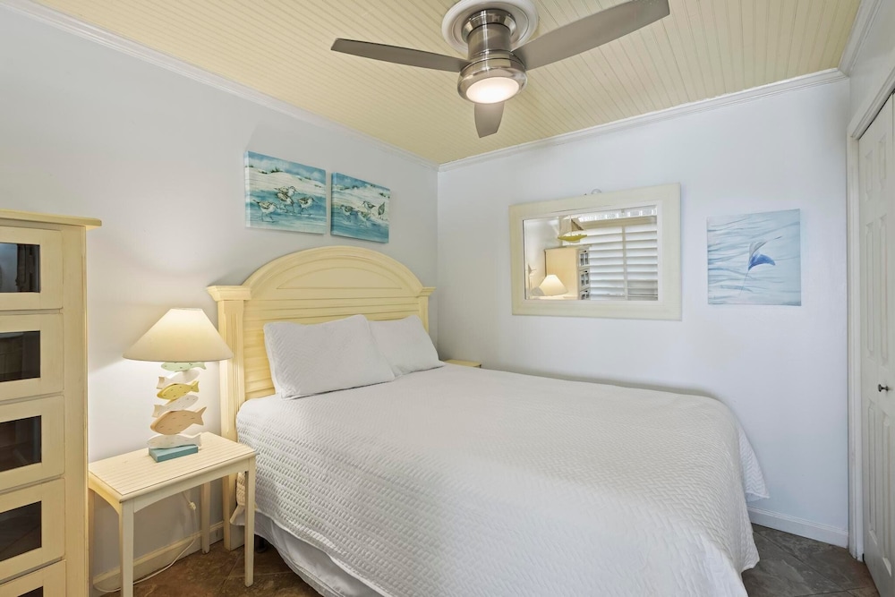 Direct Beach Front View, Cute Studio Condo, Beachside Pool, Great For Couples! - Gulf Shores, AL