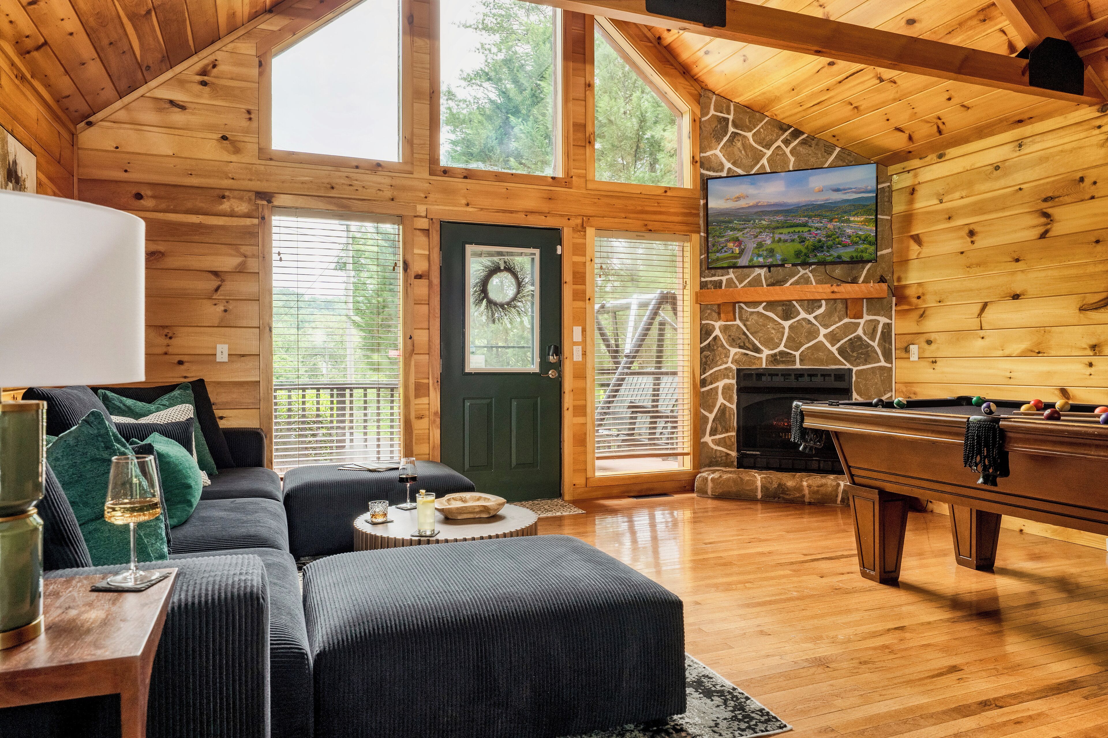 Location  Heated Pool  Theater  Puttputt  Sauna  Hot Tub  Arcade  Private - Sevierville, TN