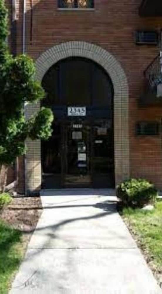 Lovely 2 Bedroom Condo With Pool - Hammond, IN