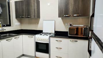 Apartamento | Cozinha privada | Um frigorífico/congelador grande, um micro-ondas, um forno