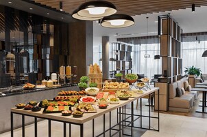 Pequeno-almoço tipo buffet diário mediante uma taxa 
