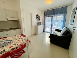 Apartamento, 2 quartos, pátio, vista para o jardim | Sala de estar | Televisor 