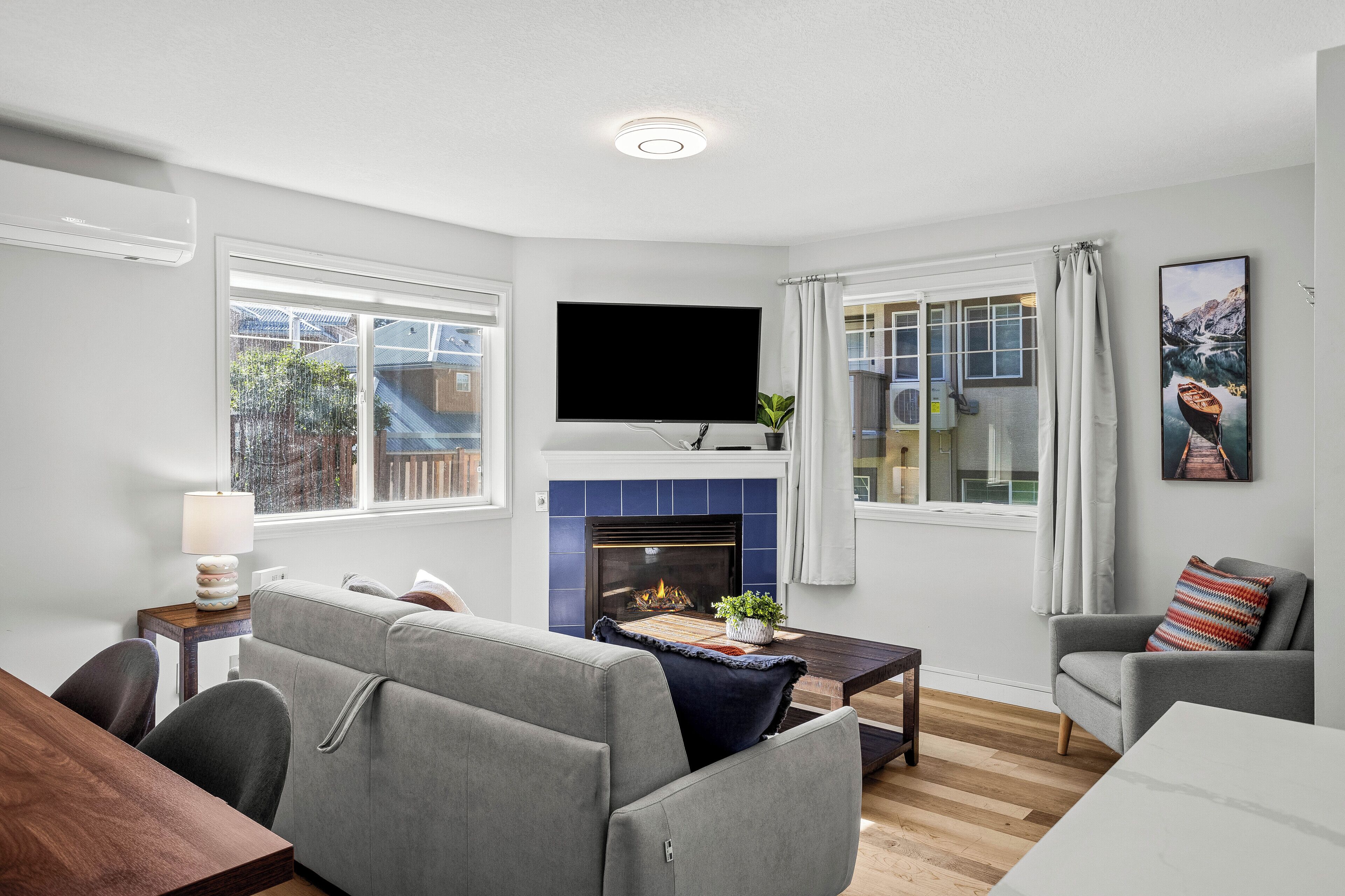 Peaks & Comfort- Hot Tub, Free Parking, King Bed, Ac, 2br, Sleeps 8 - Canmore