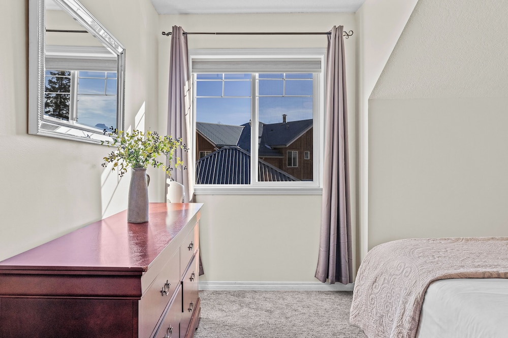 B212-hottub/kingbed/ac/free Parking/view/2br/sleep8 - Alberta