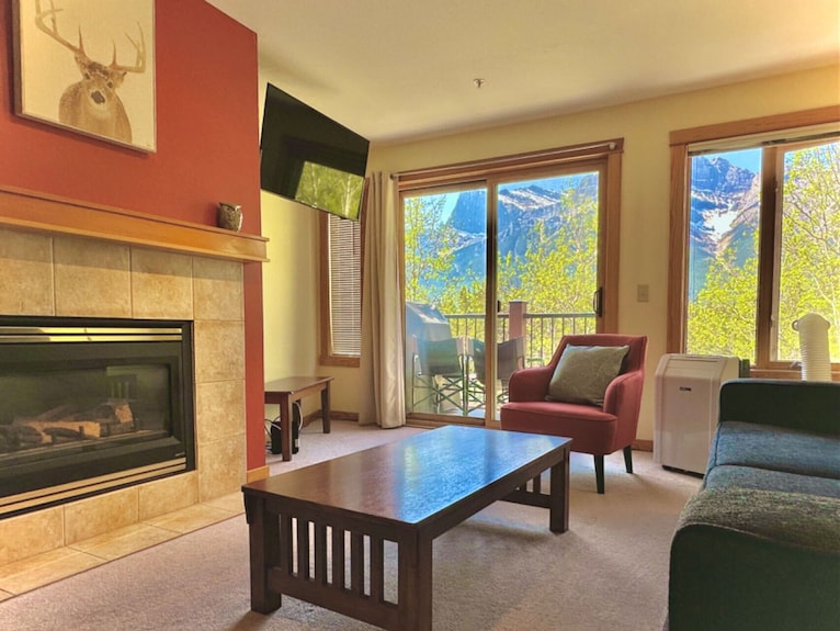 Quiet Corner- Downtown, Free Parking, View, 2br, Sleeps 7 -C303 - キャンモア