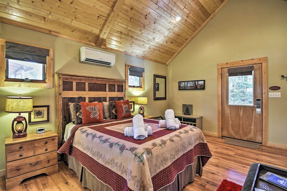 Cozy Asheville-area Cabin W/ Hot Tub & Fireplace! - Weaverville, NC