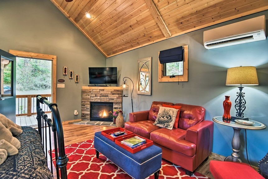 Dog-friendly Weaverville Cabin Hot Tub & Fireplace - Weaverville, NC