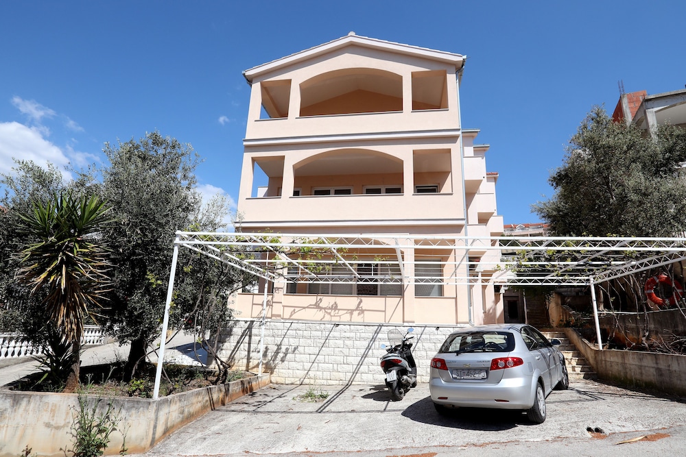 Remarkable 2-bed Apartment In Okrug Gornji - Trogir