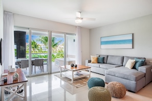 Apartamento em Condomínio Fechado, 2 quartos | Sala de estar | Smart TV