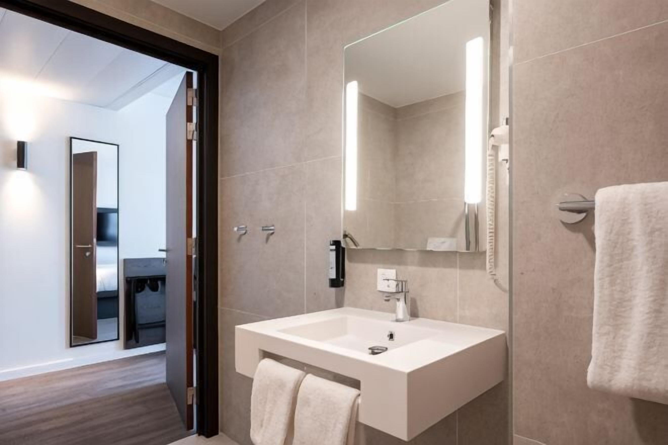 Casa de banho | Um polibã, um chuveiro de hidromassagem, um secador de cabelo 