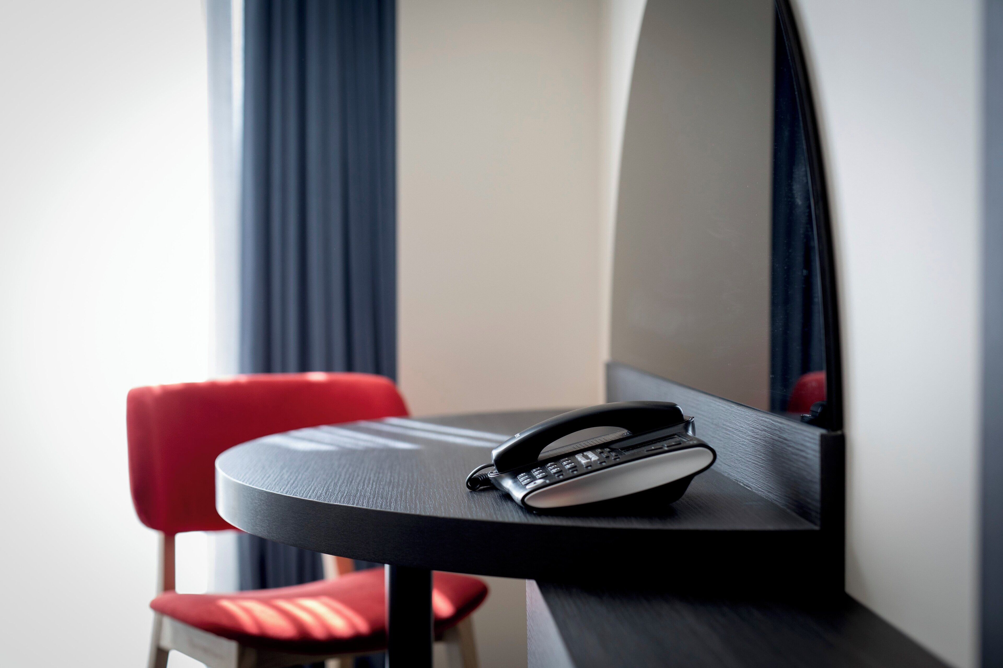 Cofre com capacidade para portátil, secretária 