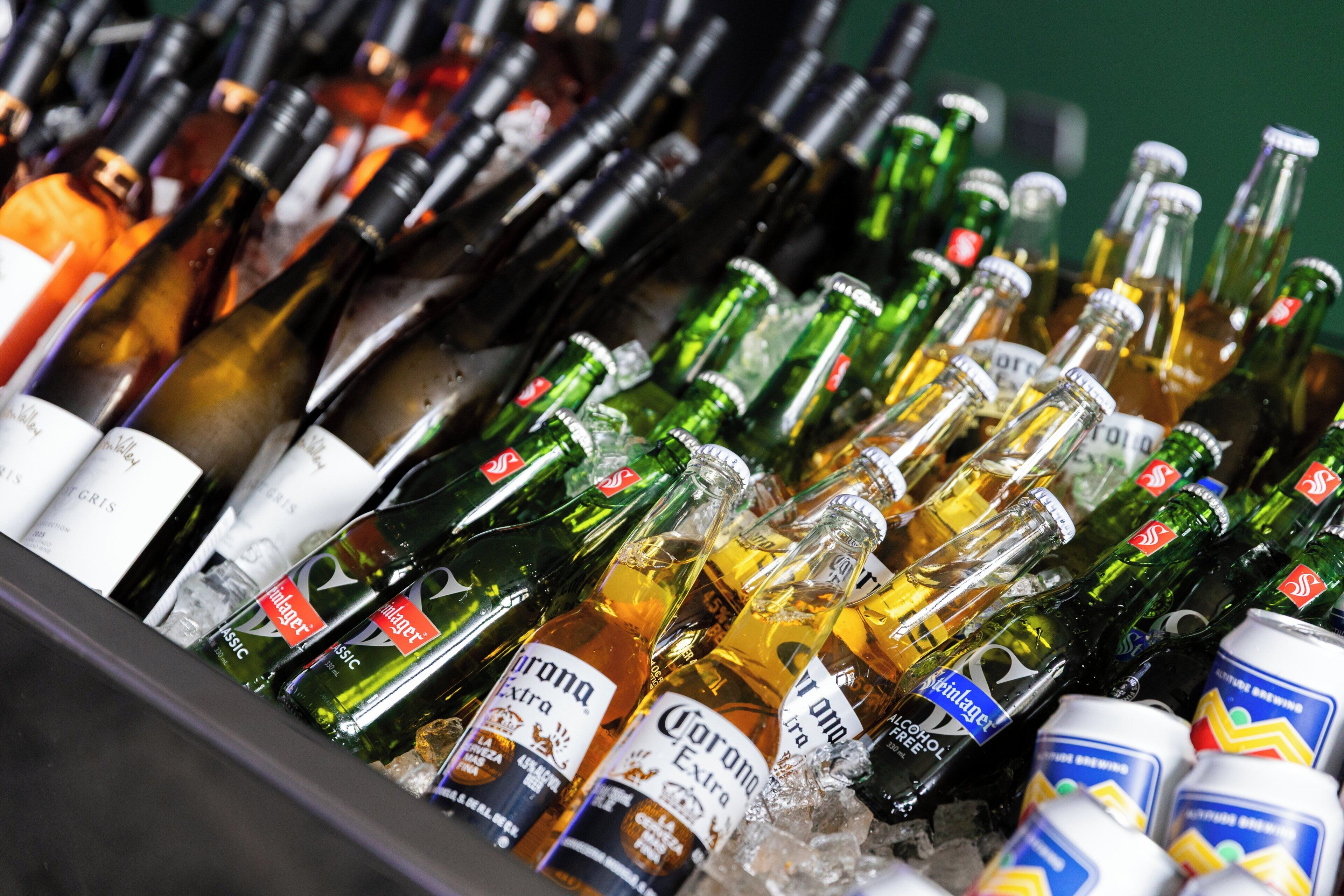 Diversas bebidas engarrafadas, incluindo Corona Extra e Heineken, servidas com gelo.