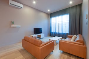 Loft, 1 cama king-size | Sala de estar | Smart TV