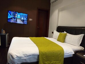 Quarto Duplo Standard | Com decoração personalizada, com mobília individualizada, secretária 