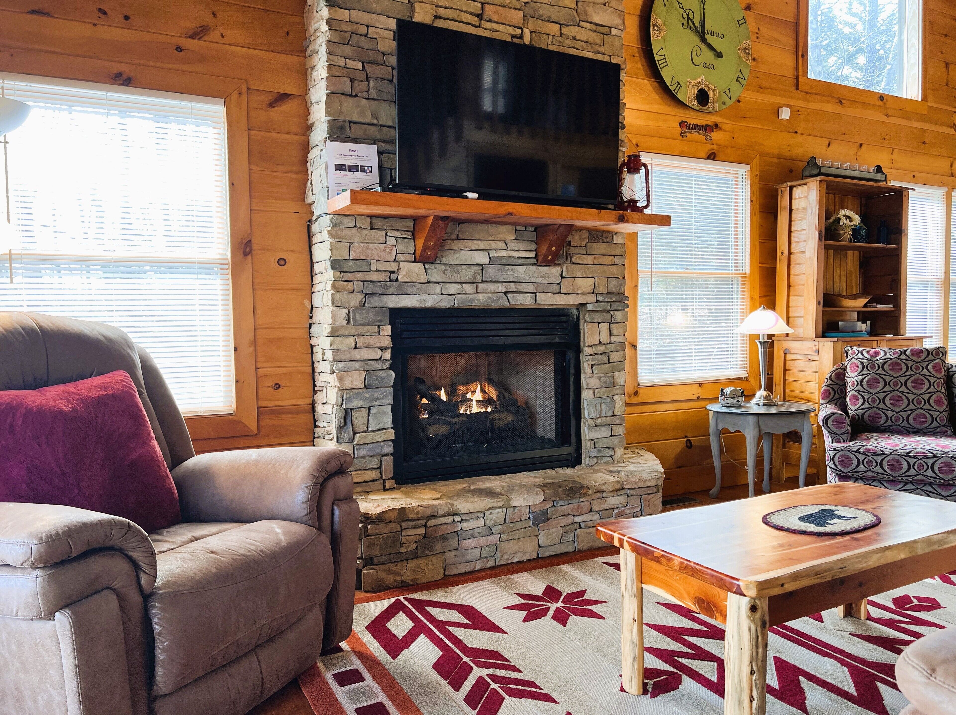 Owner Managed! Hot Tub, Firepit, Pinball, Air Hockey, 3 King Beds & Paved Roads - Mineral Bluff, GA