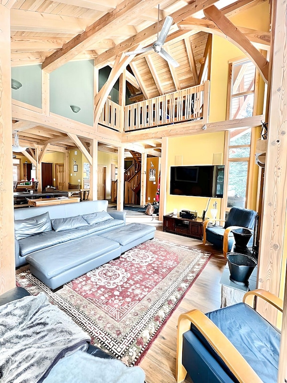 Large Ski-in / Ski-out Timber Frame House, Open Concept, New Hot Tub! - ゴールデン