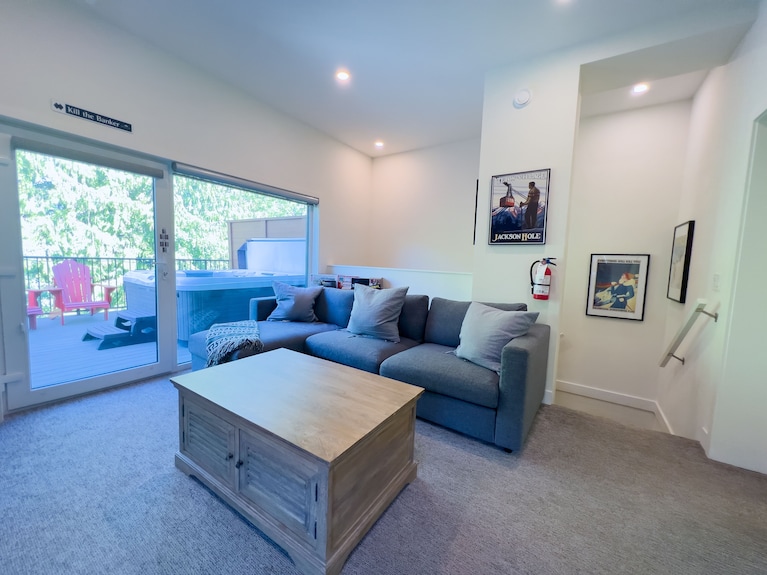 Snow Rodeo Escape. 3 Floor Townhouse, 2 Private Patios, 7 Person Hot Tub!!! - British Columbia