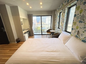 Quarto duplo, para não fumantes, cozinha americana (Balcony / 502) | Quartos à prova de som, Wi-Fi de cortesia, roupa de cama