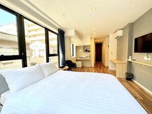 Quarto casal básico, para não fumantes, cozinha americana (202) | Quartos à prova de som, Wi-Fi de cortesia, roupa de cama