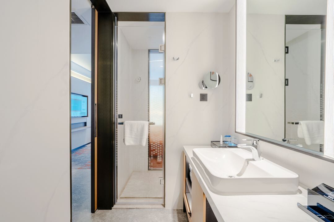 Quarto Duplo de Luxo | Casa de banho | Um polibã, um secador de cabelo, chinelos, toalhas fornecidas 