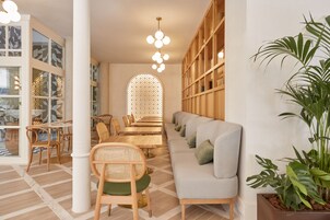 Café da manhã com buffet todos os dias (EUR 20 por pessoa) 