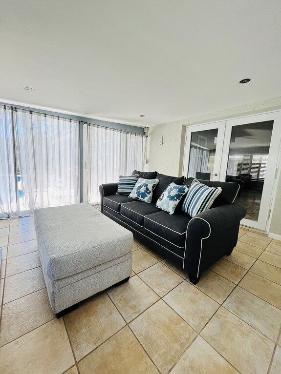 Family Friendly Home W/ Pool Less Than 1 Mile To Beach, Golf, & Amphitheater - Pompano Beach, FL