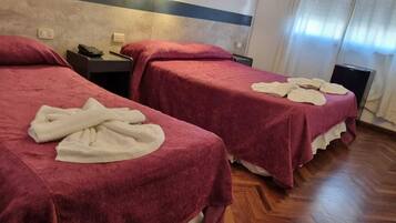 Quarto duplo standard | Frigobar, cofres nos quartos, roupa de cama