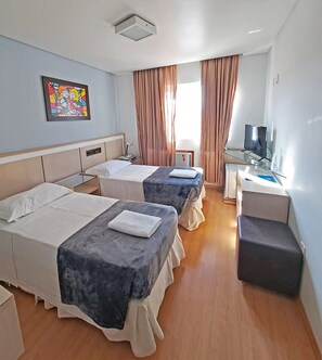 Quarto Twin Superior, 2 camas individuais | Minibar, cortinas/cortinados opacos, ferro/tábua de engomar 