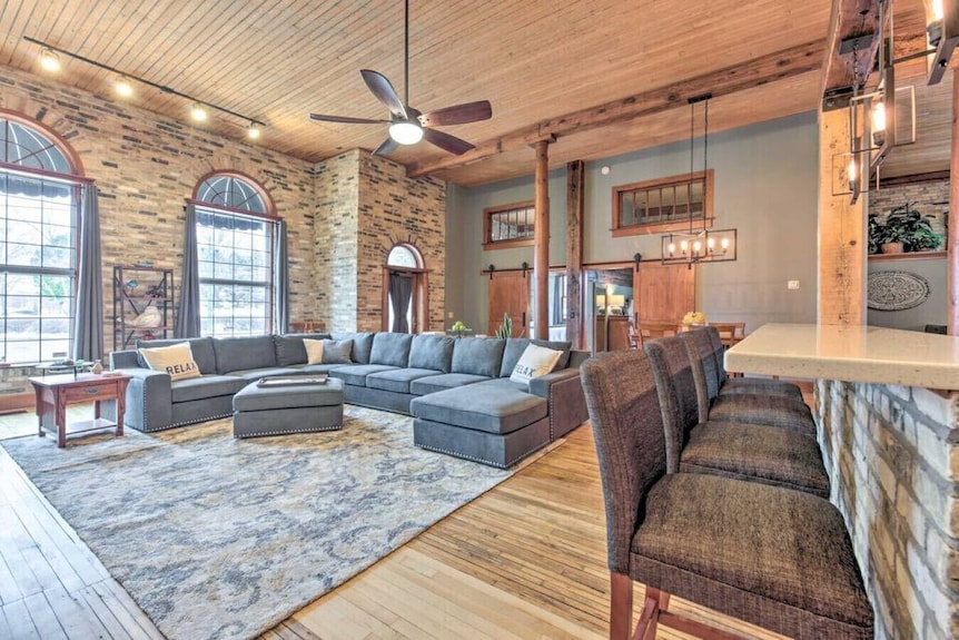 Beautiful Downtown Home - 2 Blks From Lake - Racine, WI