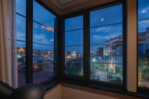 Frigobar, cofres nos quartos, escrivaninha