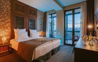 Frigobar, cofres nos quartos, escrivaninha