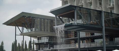 2 piscinas exteriores, guarda-sóis, espreguiçadeiras