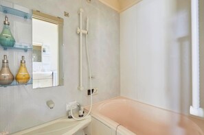 Apartamento, para não fumantes (101) | Banheiro | Ducha de hidromassagem, produtos de toalete grátis, secador de cabelo 