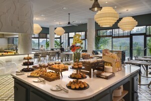 Café da manhã com buffet todos os dias mediante uma taxa