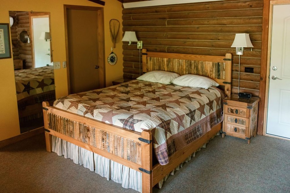 Rustic Cabin For 2 In Oak Creek Cabin - Munds Park, AZ