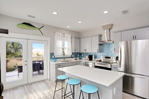 Casa, várias camas (Hesed Beach Cottage) | Cozinha privada | Fogão, cafeteira/chaleira