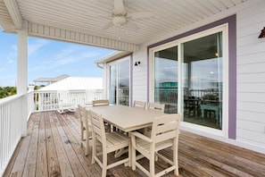 Casa, várias camas (Pearly Shells) | Refeições ao ar livre