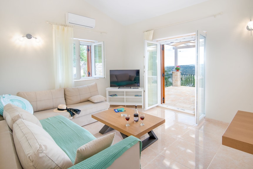 Villa Plagia: Luxury, Views, Sunny Terraces, Sleeps 5 - Paxi