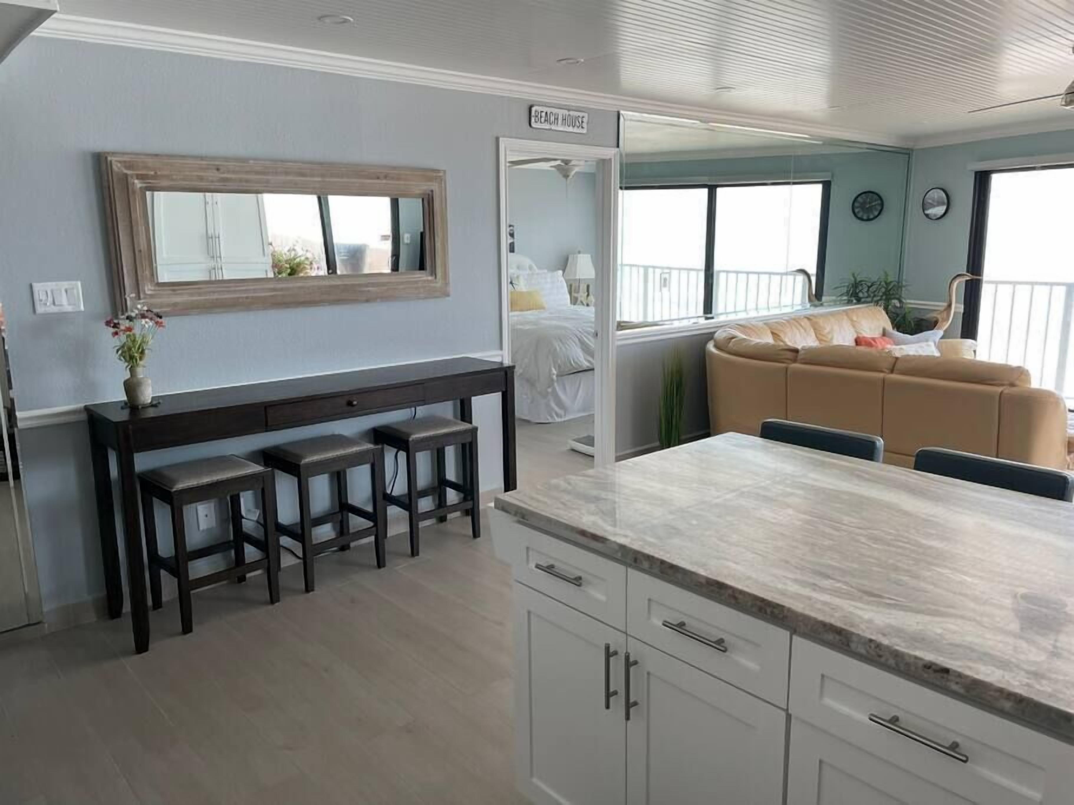 Beachfront Penthouse, Private Rooftop Balcony & Jacuzzi - Port Isabel, TX