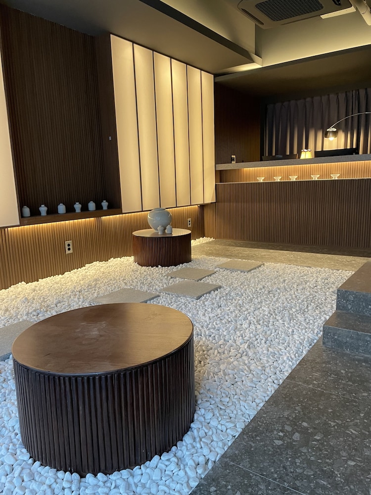 Uh Suite The Myeongdong - Seoul