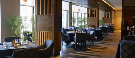 3 restaurantes: servem pequenos-almoços, almoços e jantares
