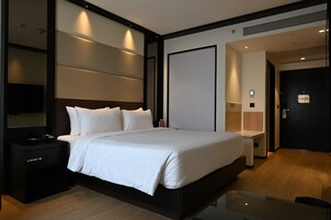 Roupa de alta qualidade, minibar, cofre com capacidade para portátil 